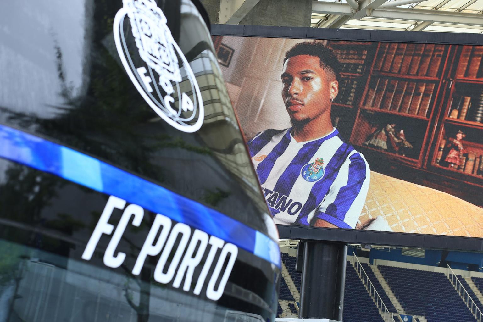 Autocarro do FC Porto com nova imagem [com fotos] | Global News Portugal
